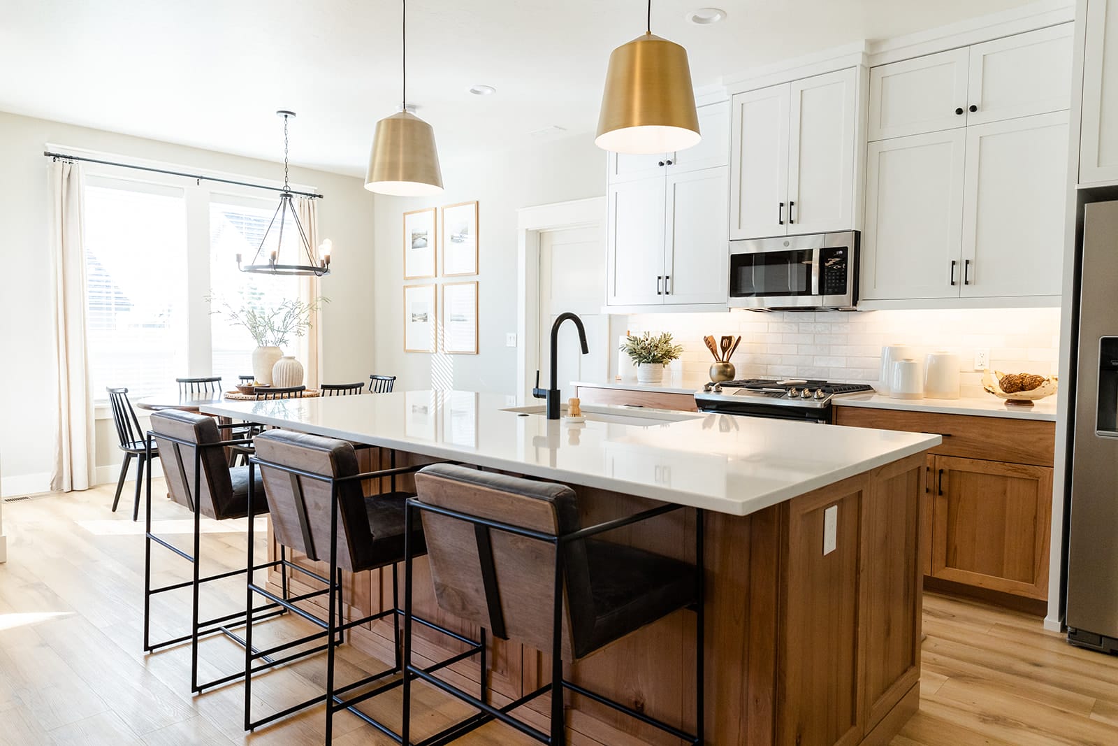 16 Ideas for Two-Tone Kitchen Cabinets That Add Discerning Style ...